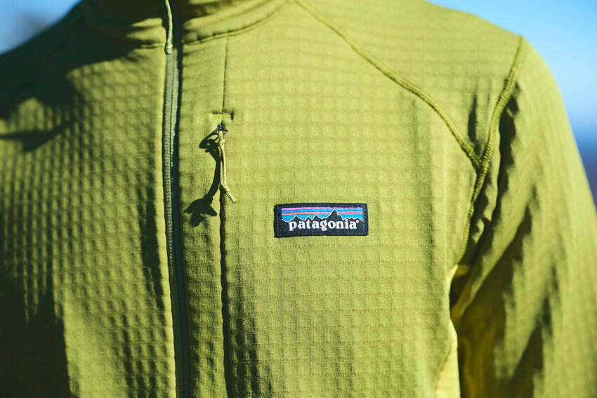 パタゴニアの定番フリース「R1」がリニューアル｜通気性と動きやすさに注目 | YAMAP MAGAZINE