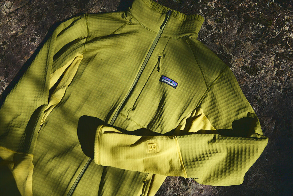 パタゴニアの定番フリース「R1」がリニューアル｜通気性と動きやすさに注目 | YAMAP MAGAZINE